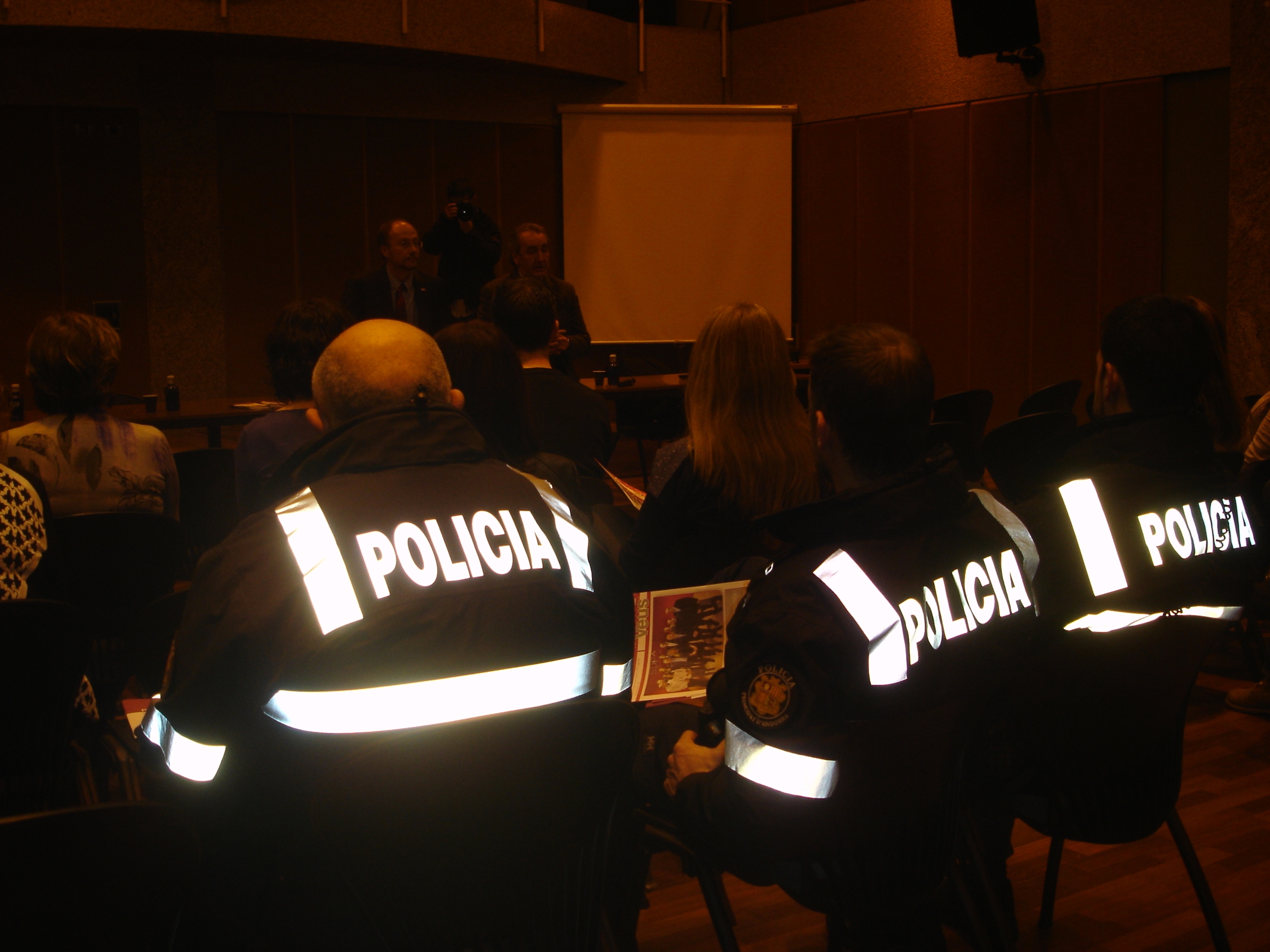 SDP adverteix que el material del cos de policia s’està quedant obsolet ...